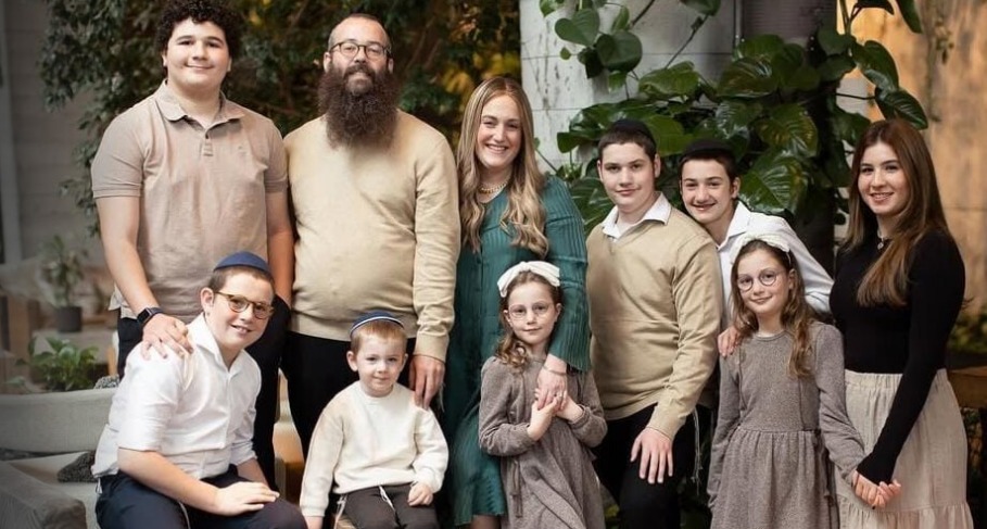 Support Levi's Wife And Eight Children After A Family Vacation Turned ...